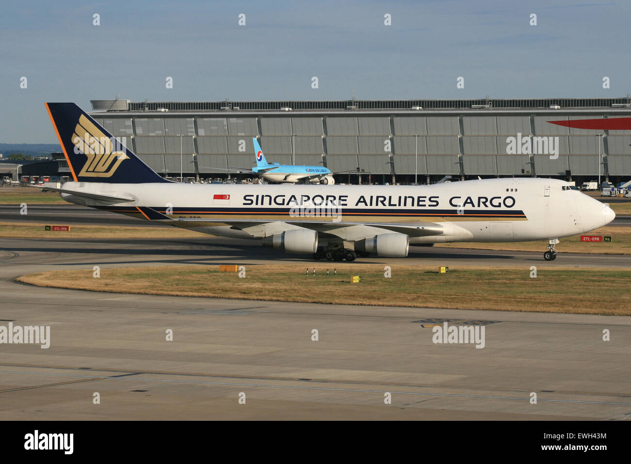 SINGAPORE AIRLINES CARGO Stock Photo - Alamy