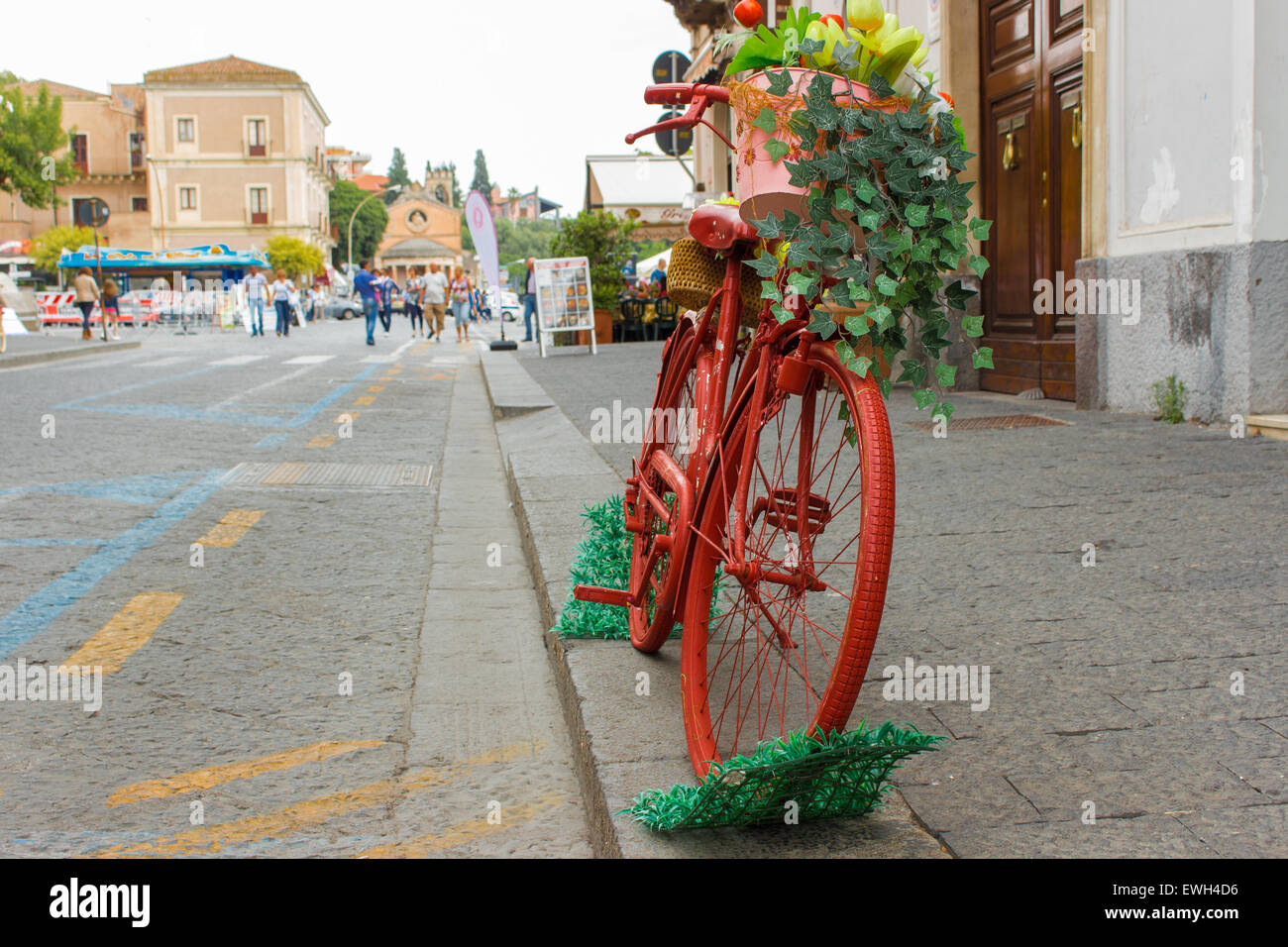 Red bike with yellow wheels hi-res stock photography and images - Alamy