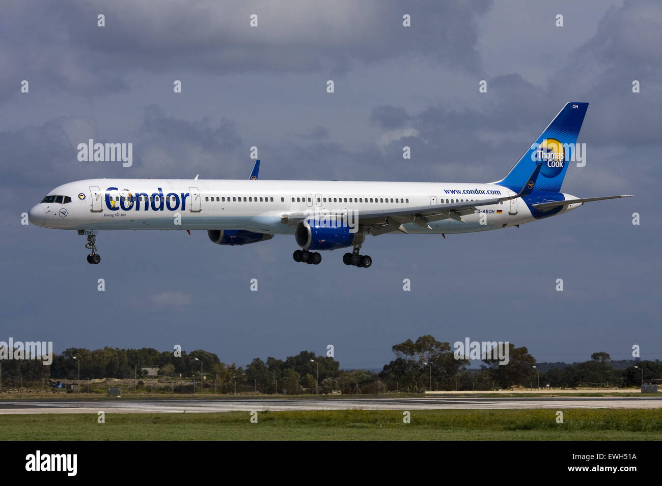 Condor Boeing 757-300 landing runway 31 in Malta Stock Photo - Alamy