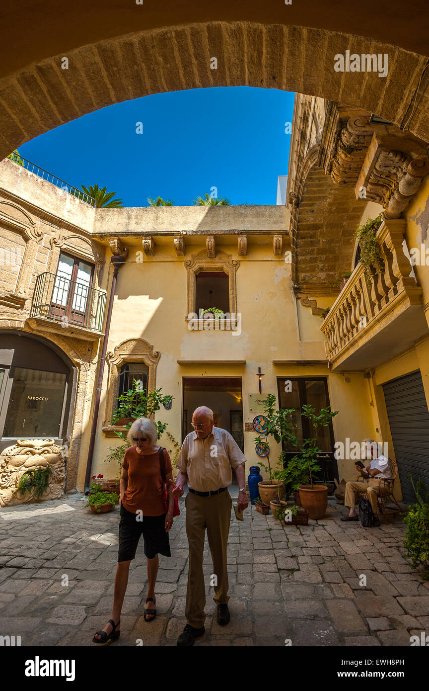 Italia Puglia Salento Gallipoli Cortile PalazzO Balsamo| Italy Apulia ...