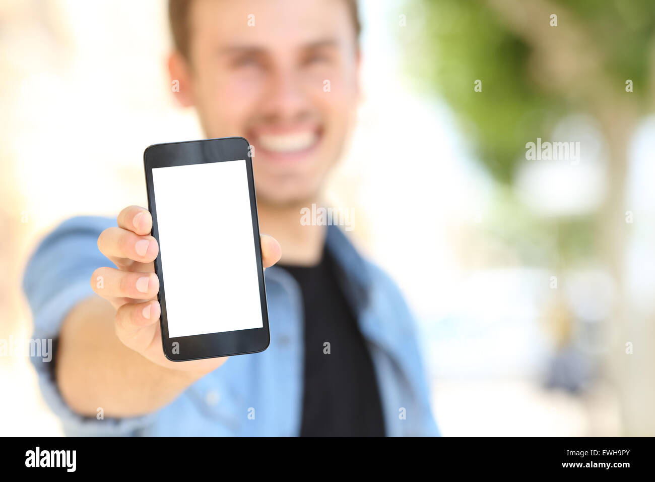 Man hand holding phone screen hi-res stock photography and images - Alamy