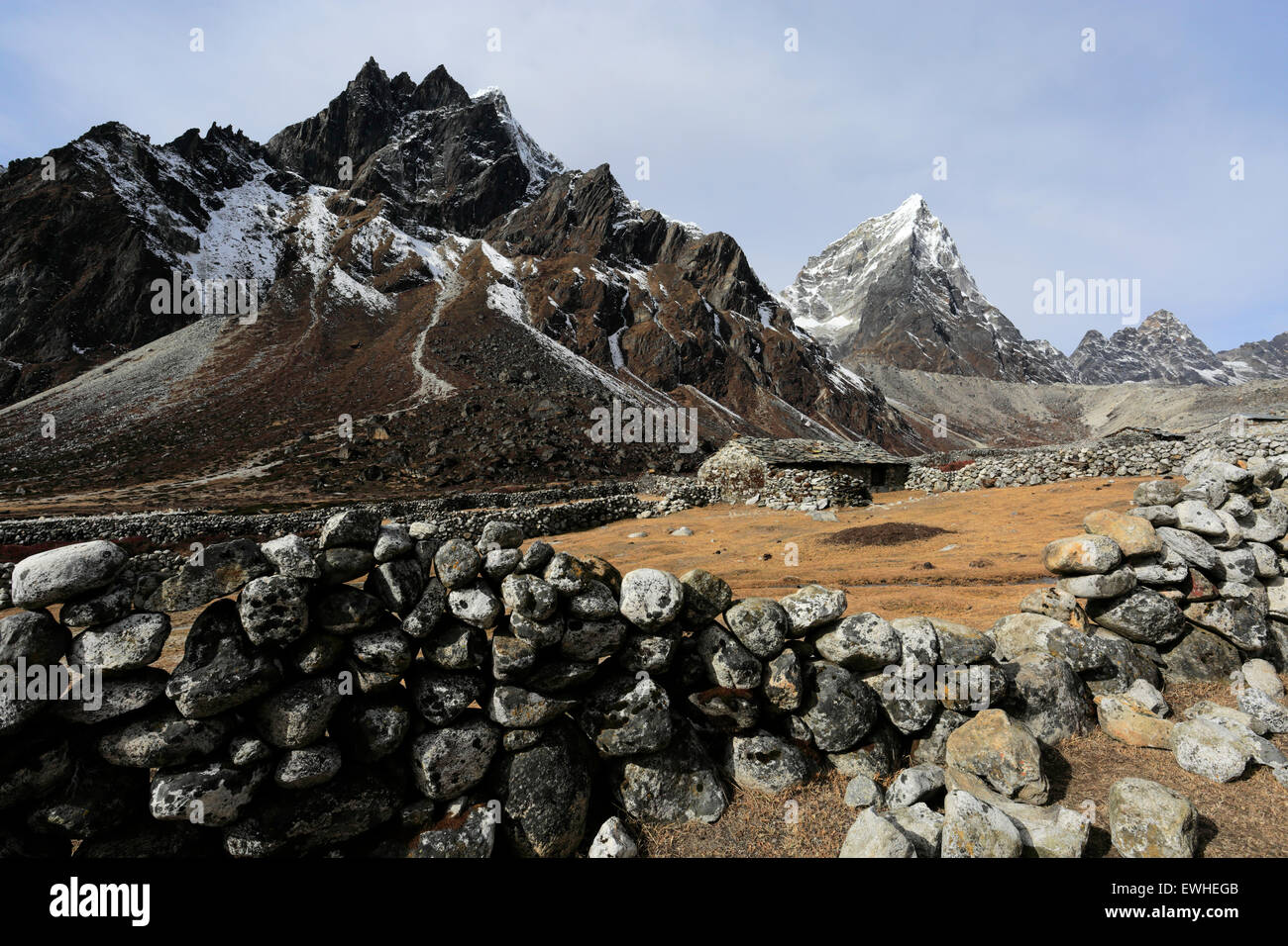 Pheriche village mount everest mountain hi-res stock photography and ...