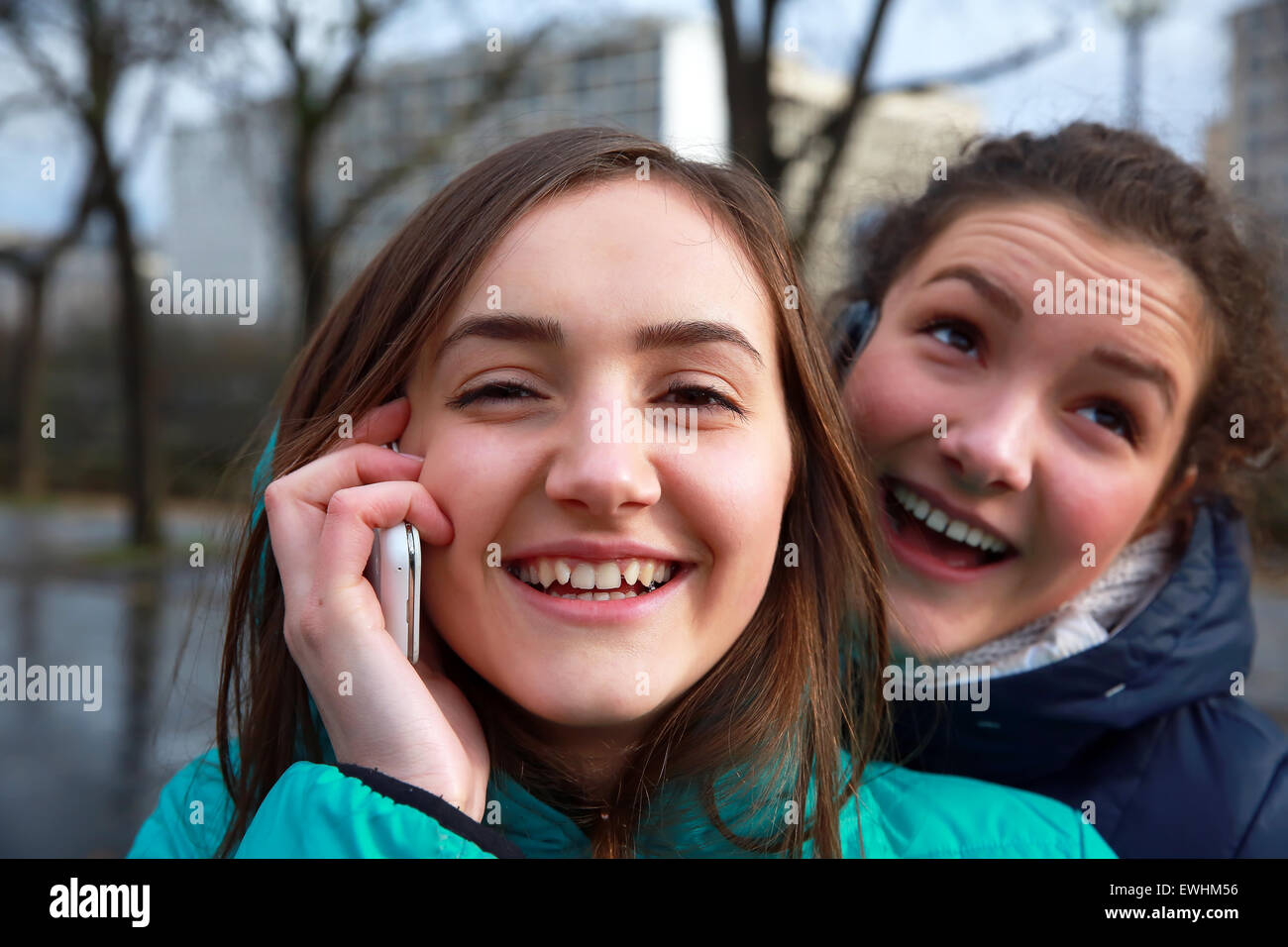 Teen girls phones hi-res stock photography and images - Alamy