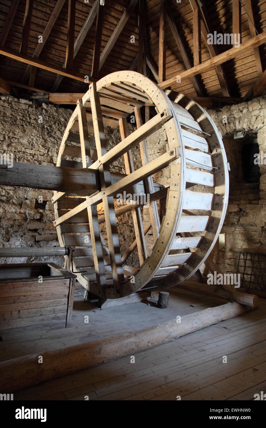 wooden wheel to a well in an ancient castle Stock Photo - Alamy