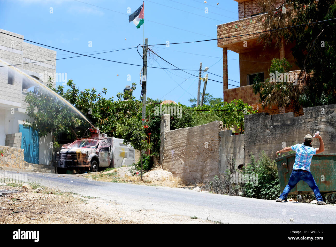 Skunk spraying hi-res stock photography and images - Alamy