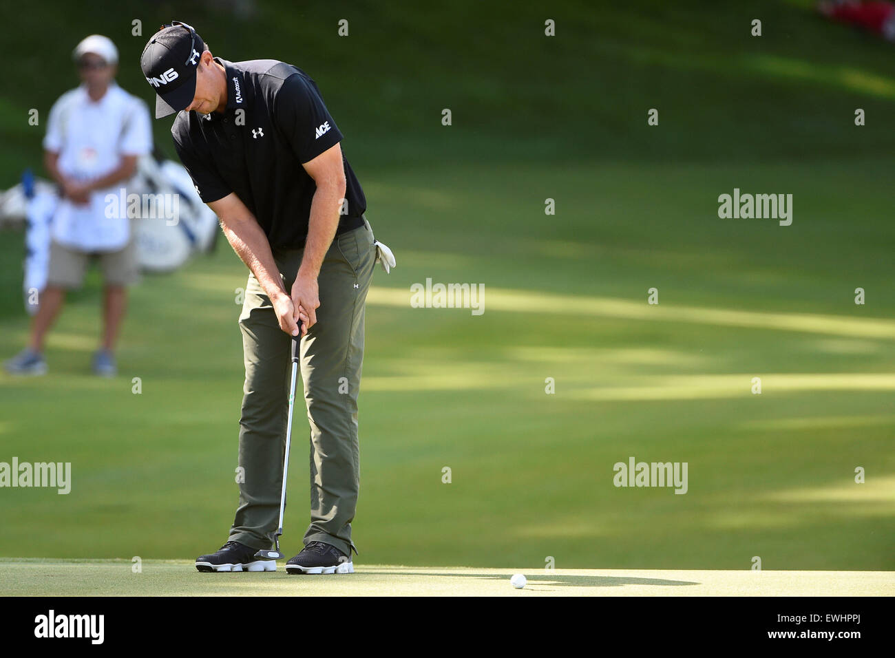 Cromwell, Connecticut, USA. 26th June, 2015. Hunter Mahan putts on the ...