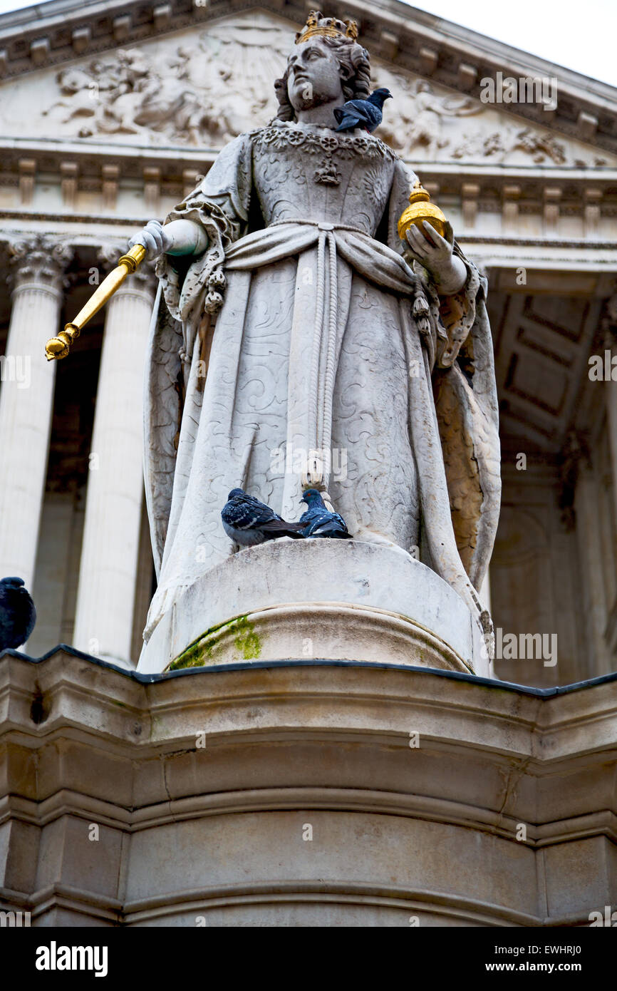 marble and statue in old city of london england Stock Photo - Alamy