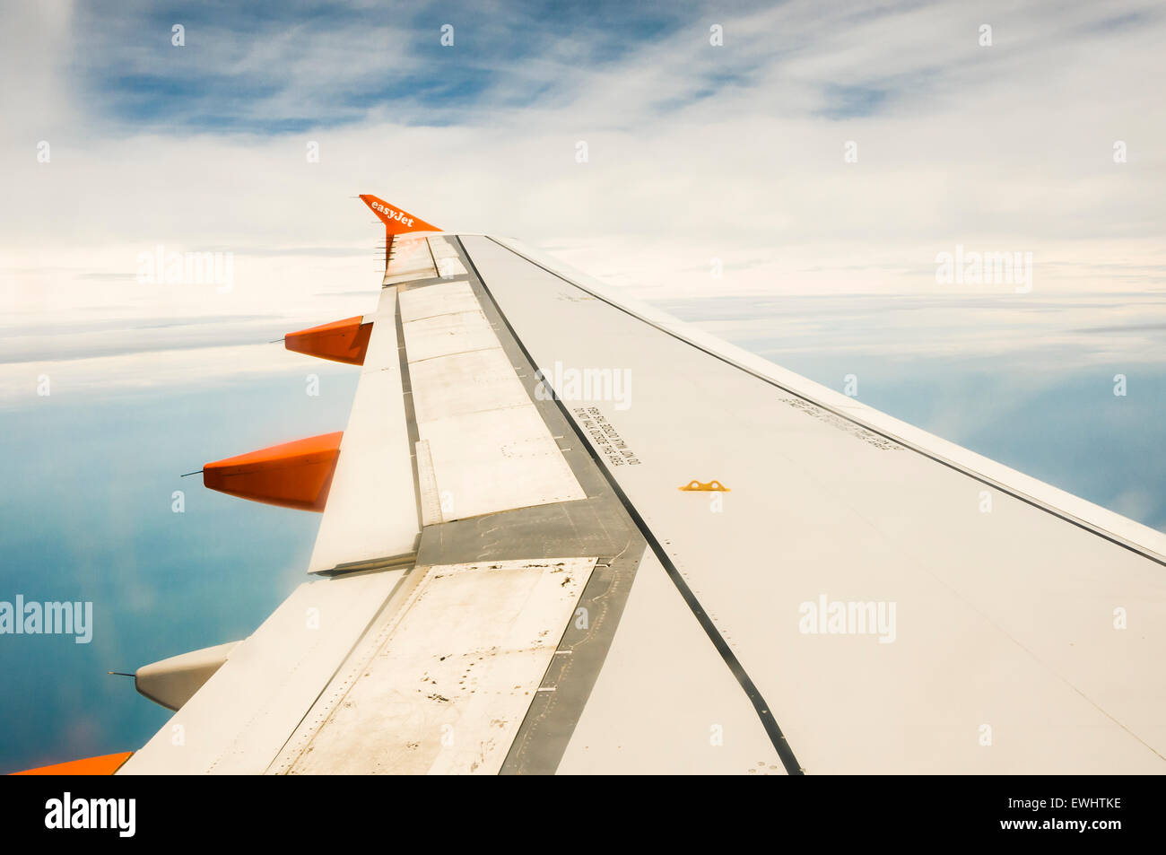 Flying easyjet above clouds hi-res stock photography and images - Alamy