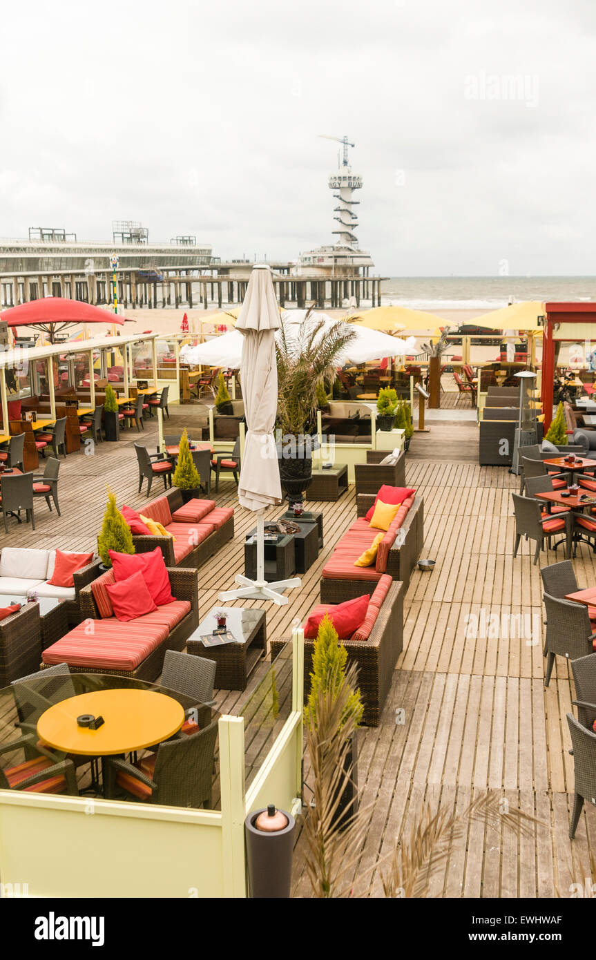 Outdoor restaurant at Scheveningen strand beside the pier Stock Photo ...