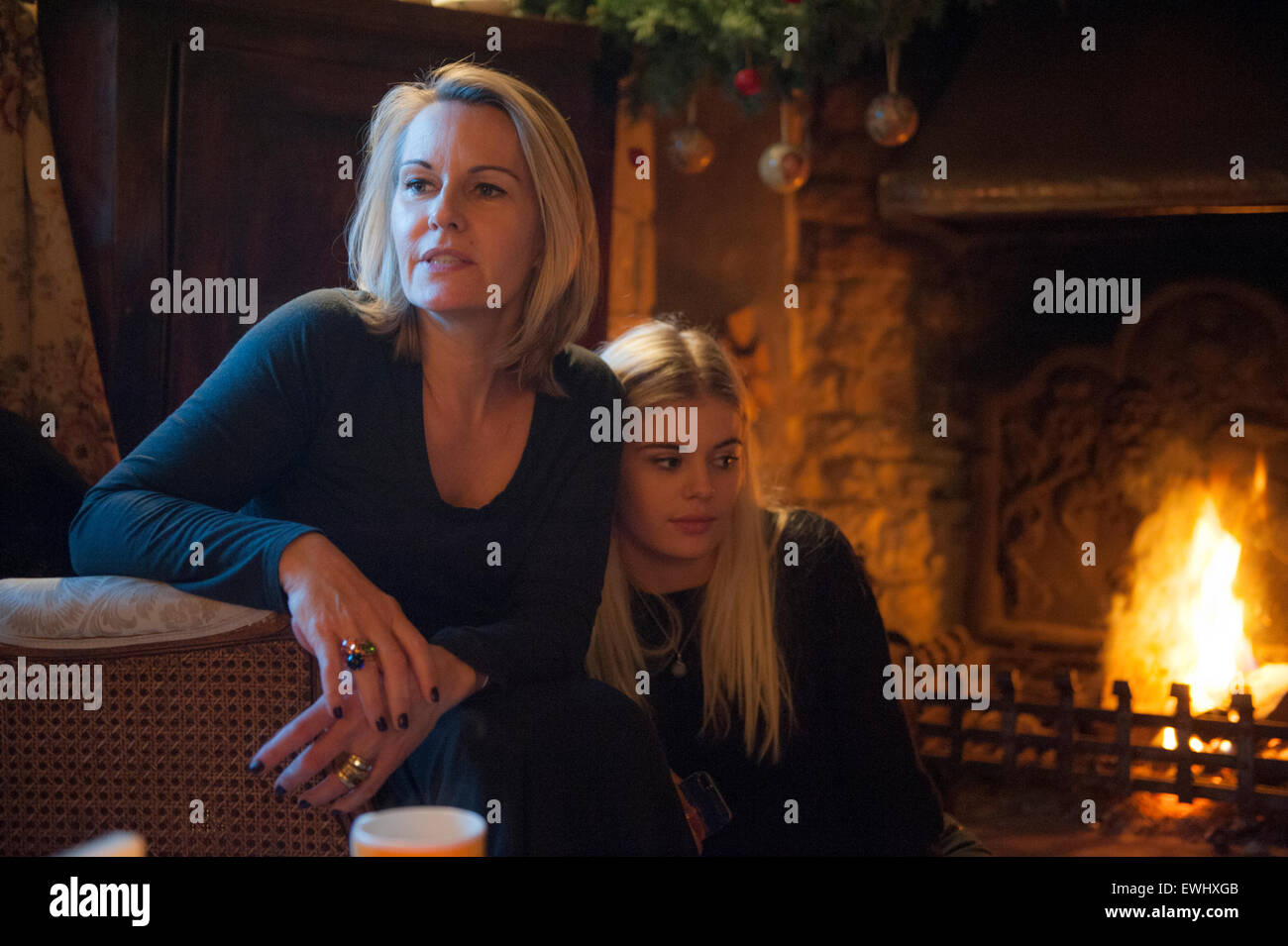 Family around open fire hi-res stock photography and images - Alamy