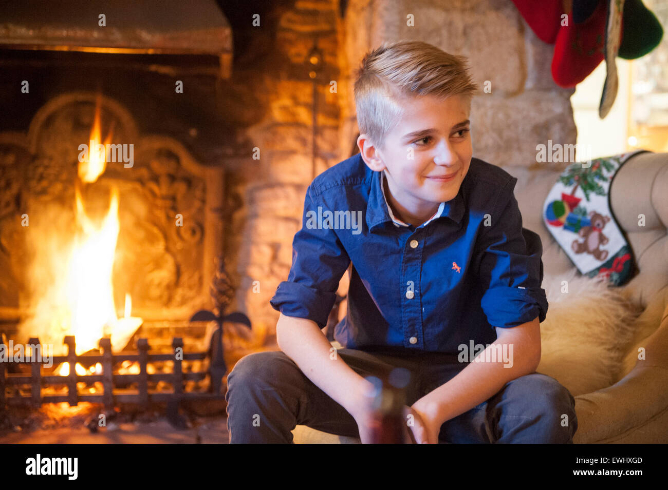 Christmas scene fireplace hi-res stock photography and images - Alamy