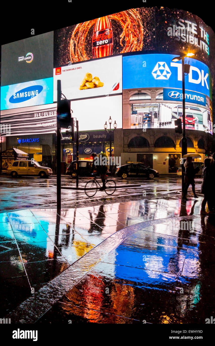 Rain reflects Piccadilly Circus lights in Central London Stock Photo ...