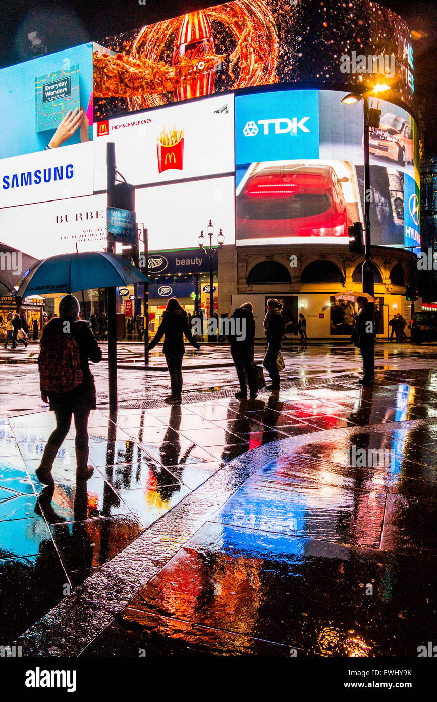 Rain winter london taxi hi-res stock photography and images - Alamy
