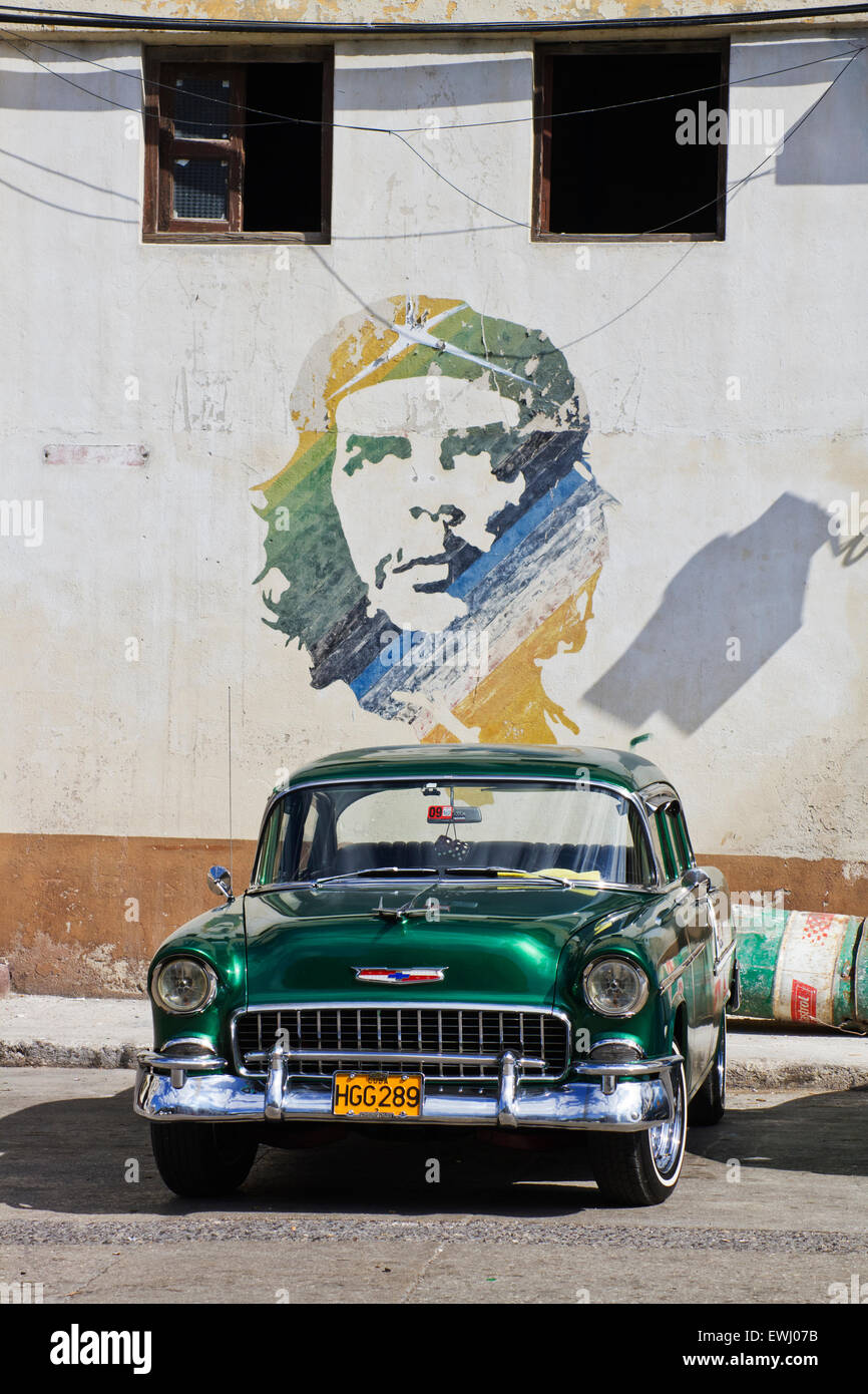 Green Classic Cuban Car parked in front of Che painting, Havana Stock ...