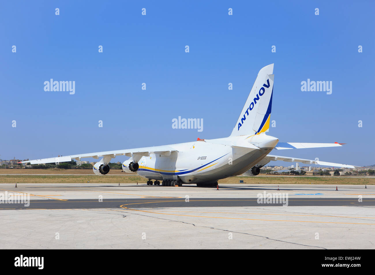 A Ukrainian Antonov An-124 Ruslan (Condor) strategic airlift jet ...
