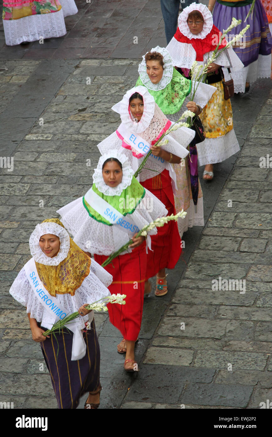 Mexican people traditional attire hi-res stock photography and images ...