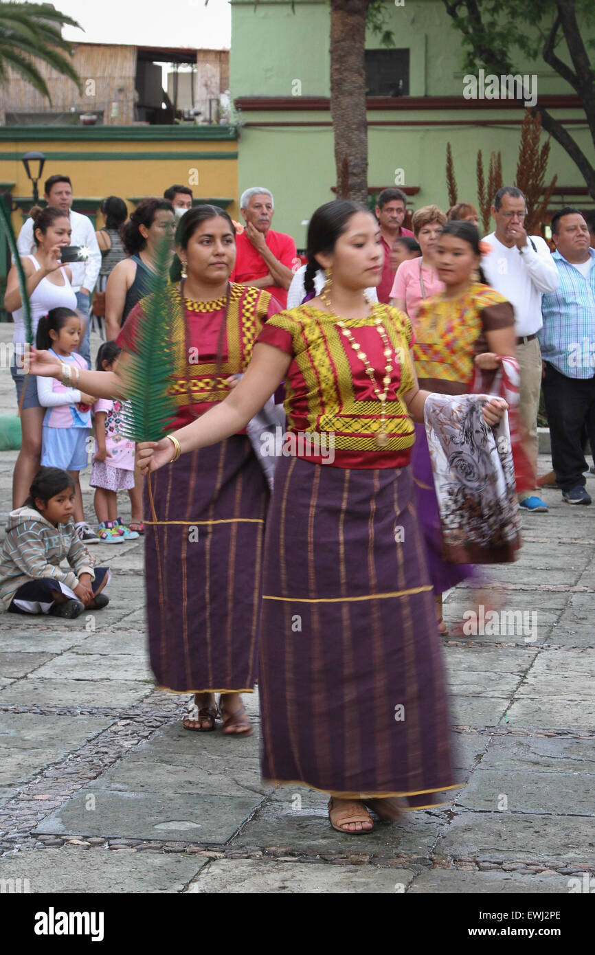 Mexican women in traditional costume performing traditional dance Stock ...