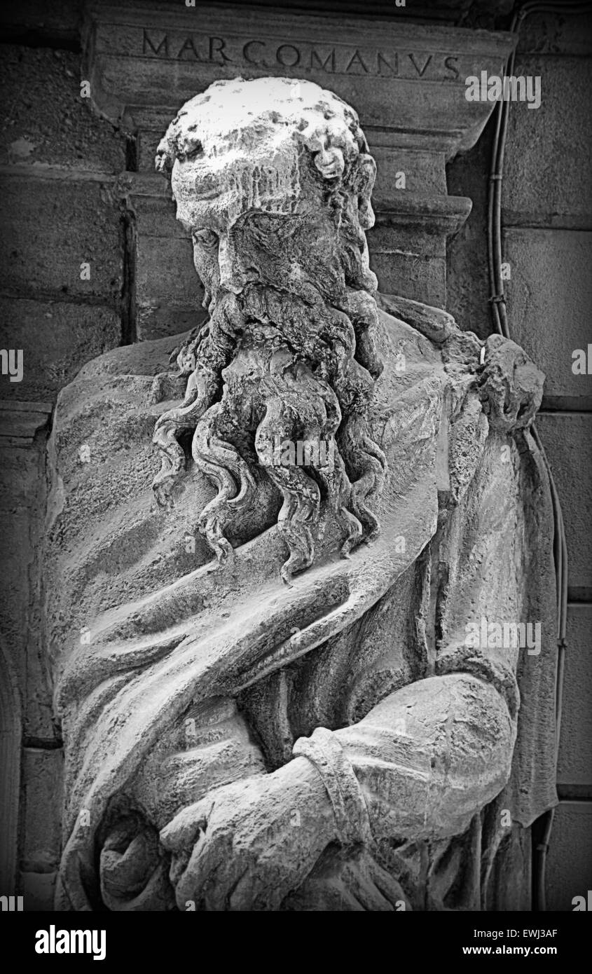 Statue at the entrance of the Omenoni building in Milan, Italy Stock ...