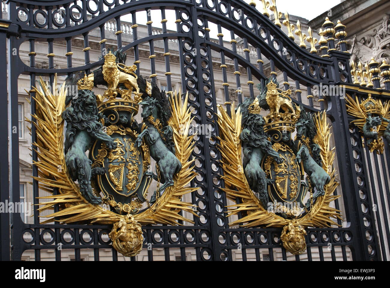 Front gate of Buckingham Palace Stock Photo - Alamy