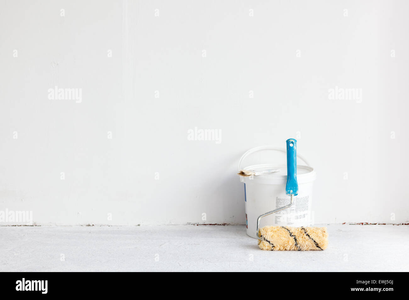 Paint bucket with roller brush on white background Stock Photo - Alamy