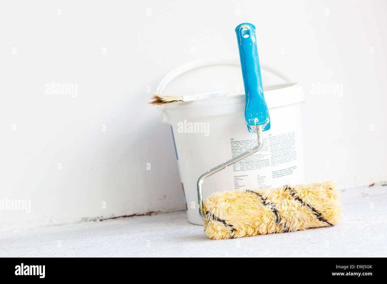 Paint bucket with roller brush on white background Stock Photo - Alamy