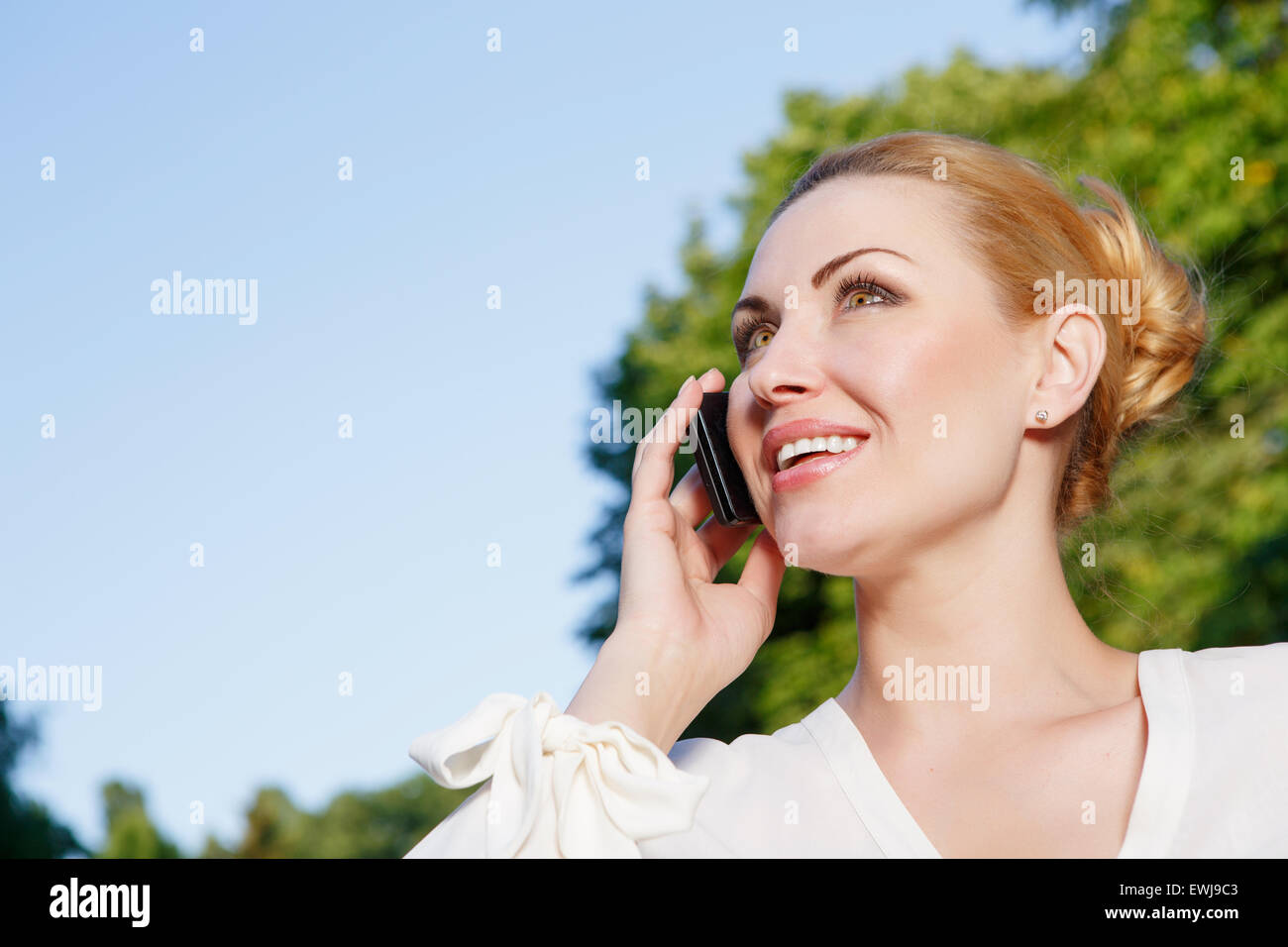 Busy woman talking per mobile phone outdoor Stock Photo - Alamy
