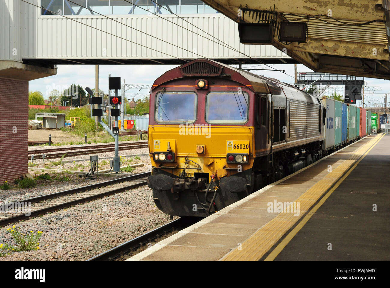 Class 66 diesel locomotive 66020 heads a southbound container freight ...