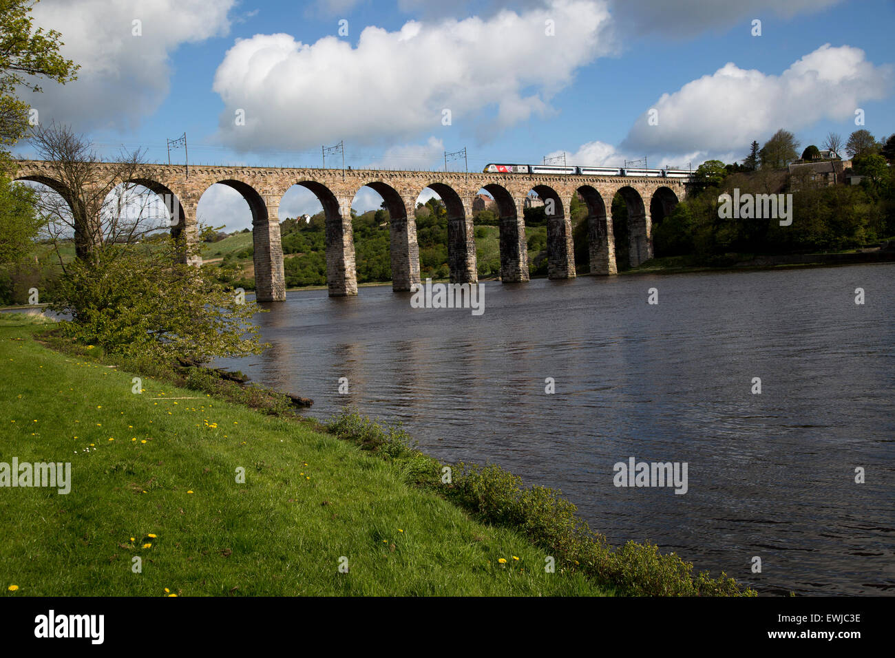 Train railway viaduct crossing River Tweed, Berwick-upon-Tweed ...