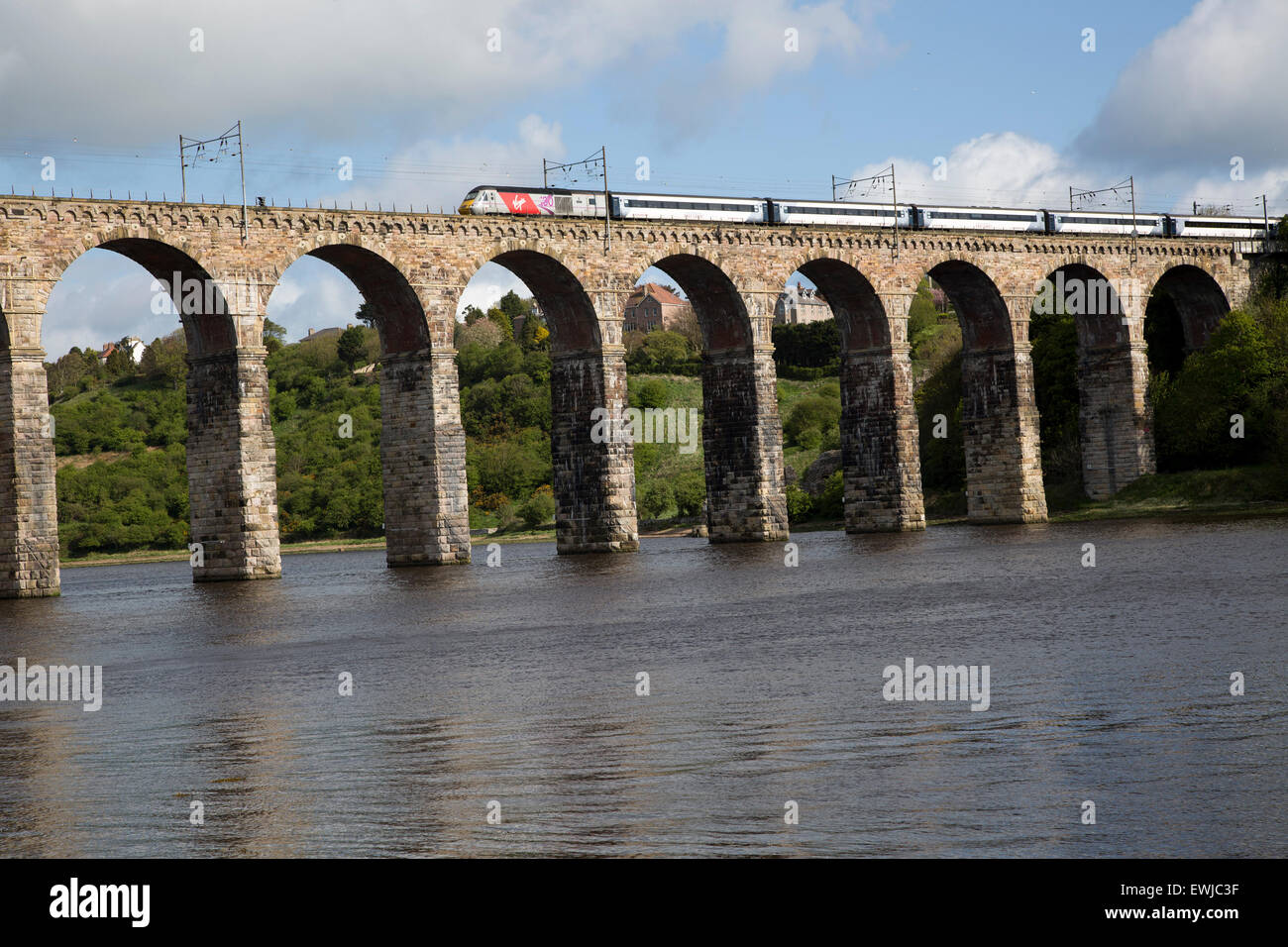 Train railway viaduct crossing River Tweed, Berwick-upon-Tweed ...