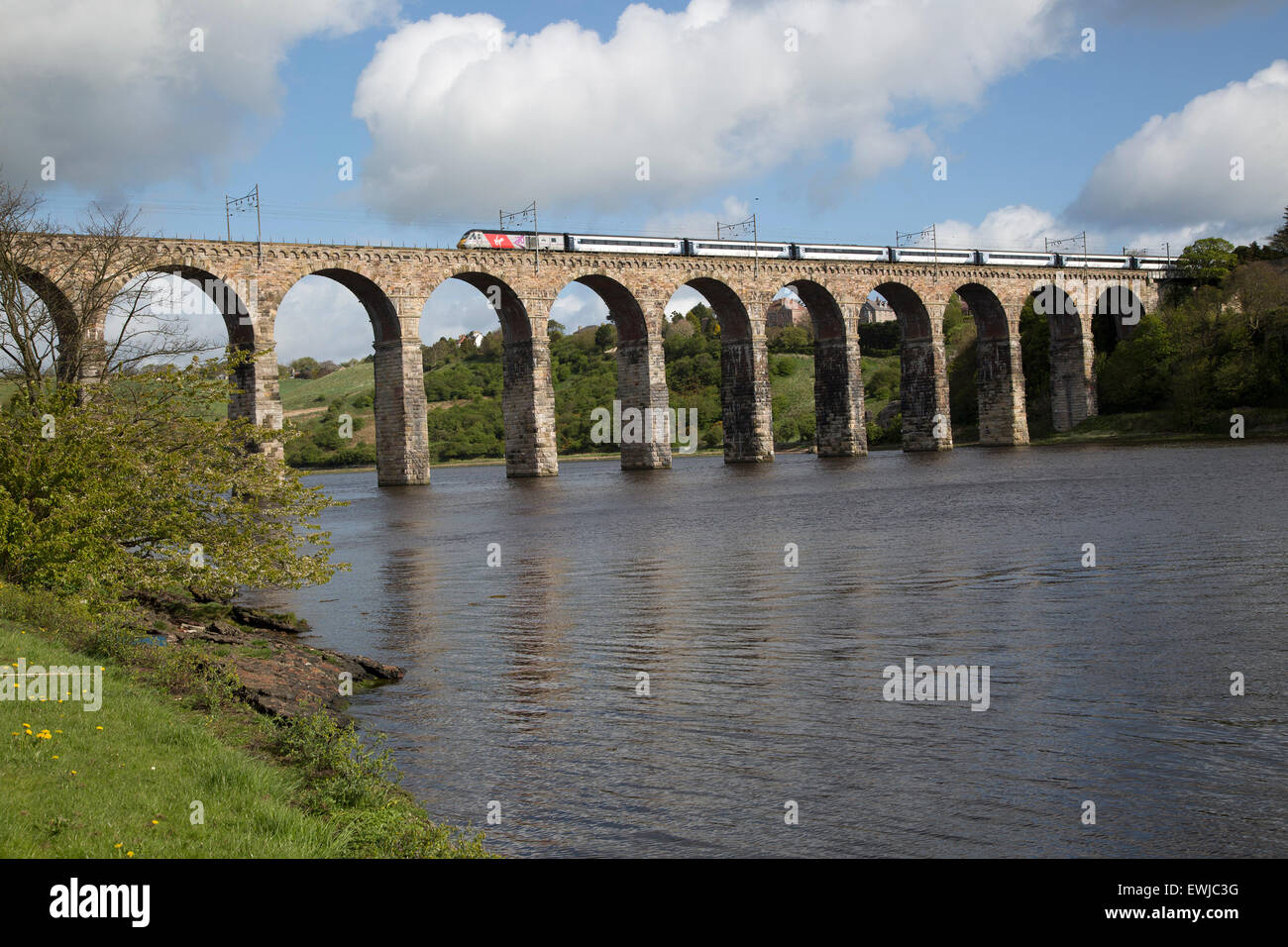 Train railway viaduct crossing River Tweed, Berwick-upon-Tweed ...