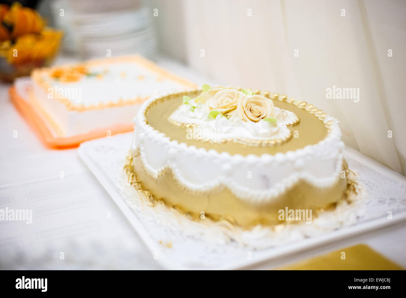 View at the white wedding cake Stock Photo - Alamy