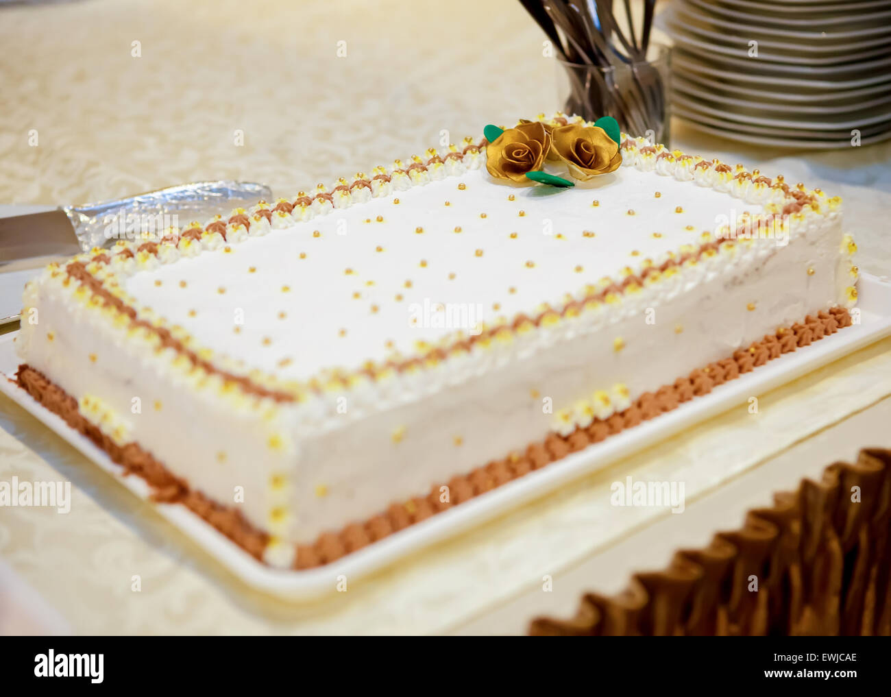 View at the white wedding cake Stock Photo - Alamy