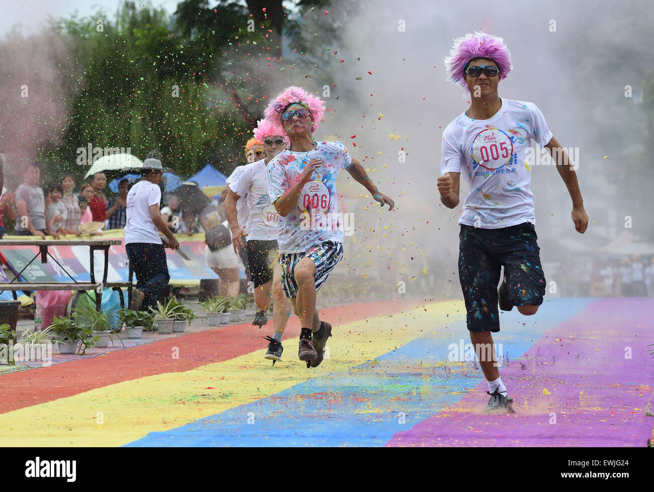 Wearing high heels hi-res stock photography and images - Alamy