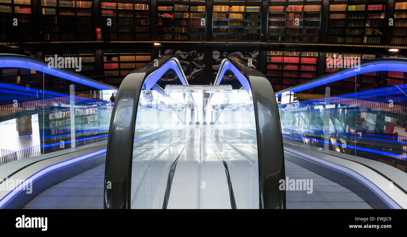 Interior of the Library of Birmingham, designed by Mecanoo and Burro ...
