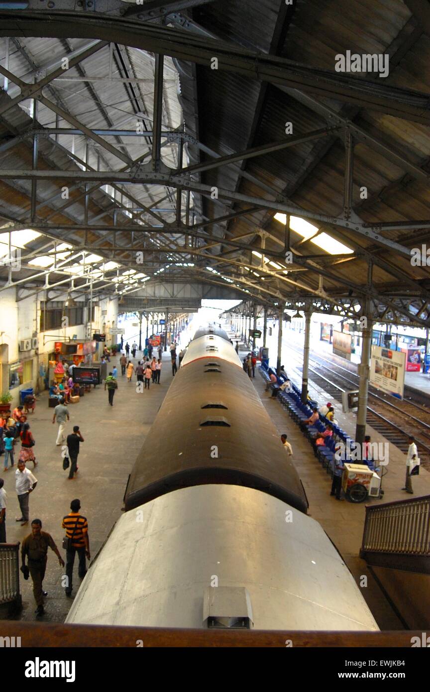A train waiting on a platform at Colombo fort railway station in Sri ...