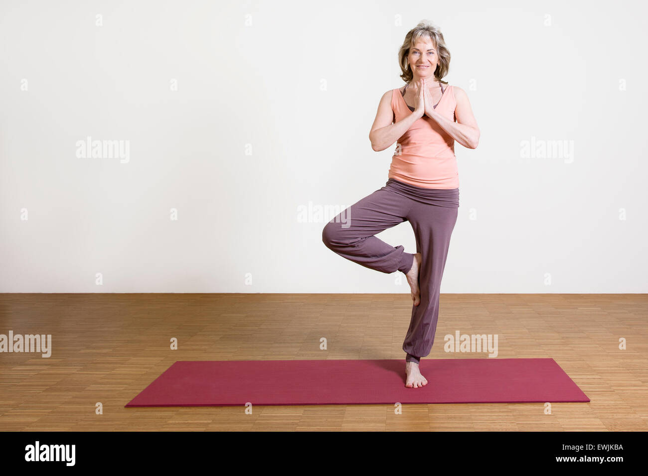 female yoga coach shows exercise Stock Photo - Alamy
