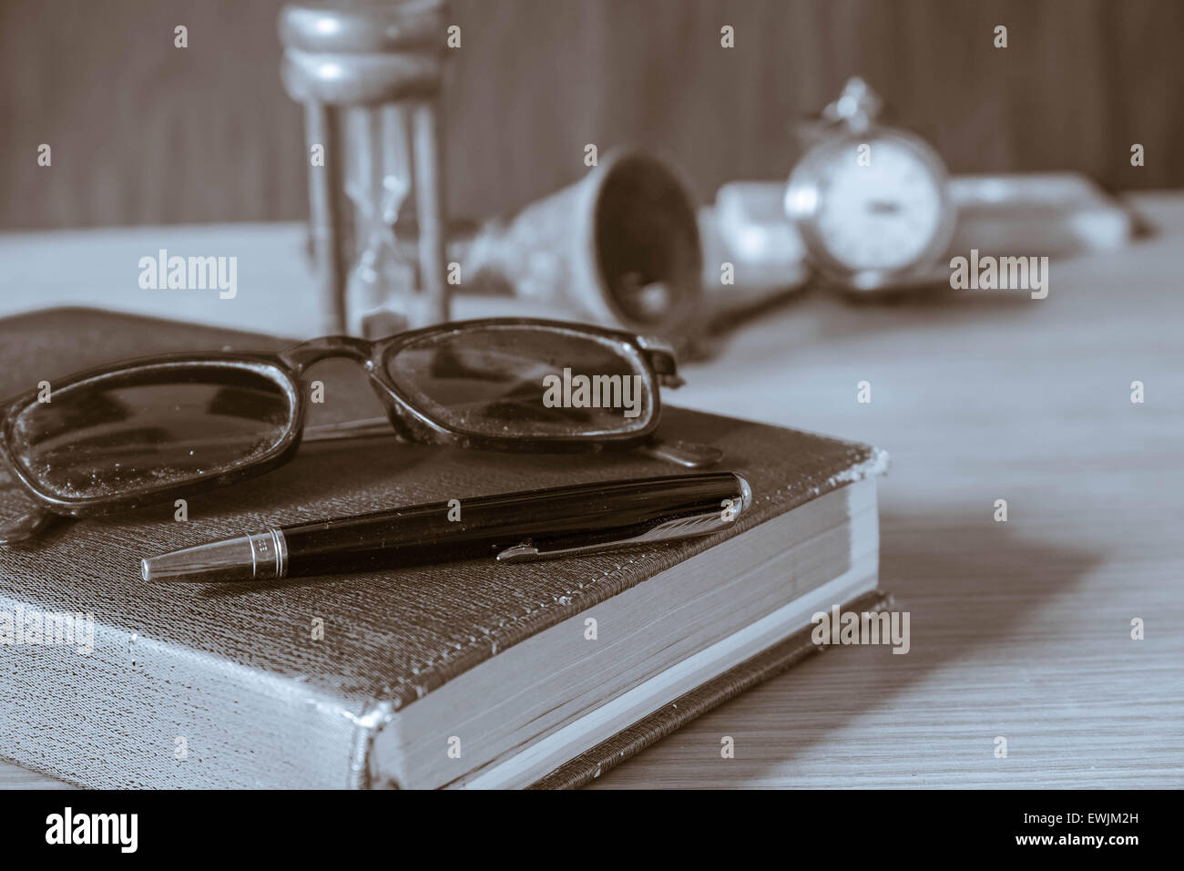 Pen and notebook on a desk Stock Photo - Alamy