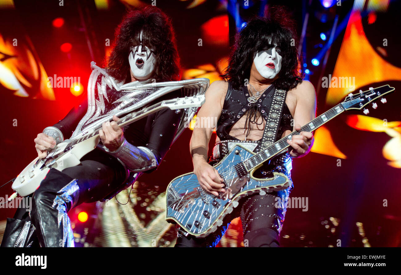 Tommy thayer hi-res stock photography and images - Alamy