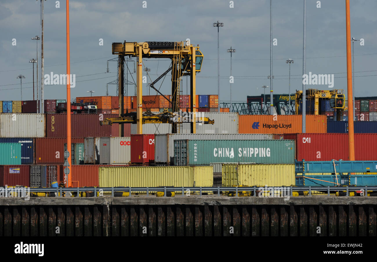 China shipping containers hi-res stock photography and images - Alamy