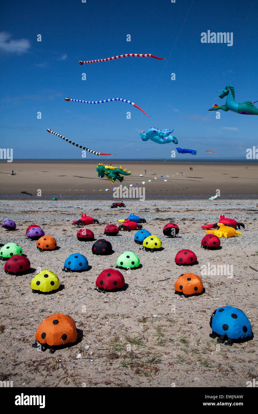 Several kites with tails hi-res stock photography and images - Alamy