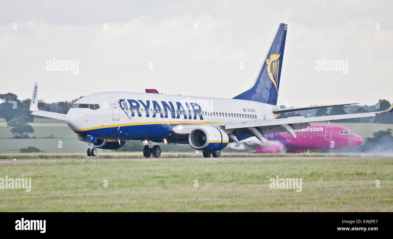 Ryanair 737 landing at luton airport hi-res stock photography and ...