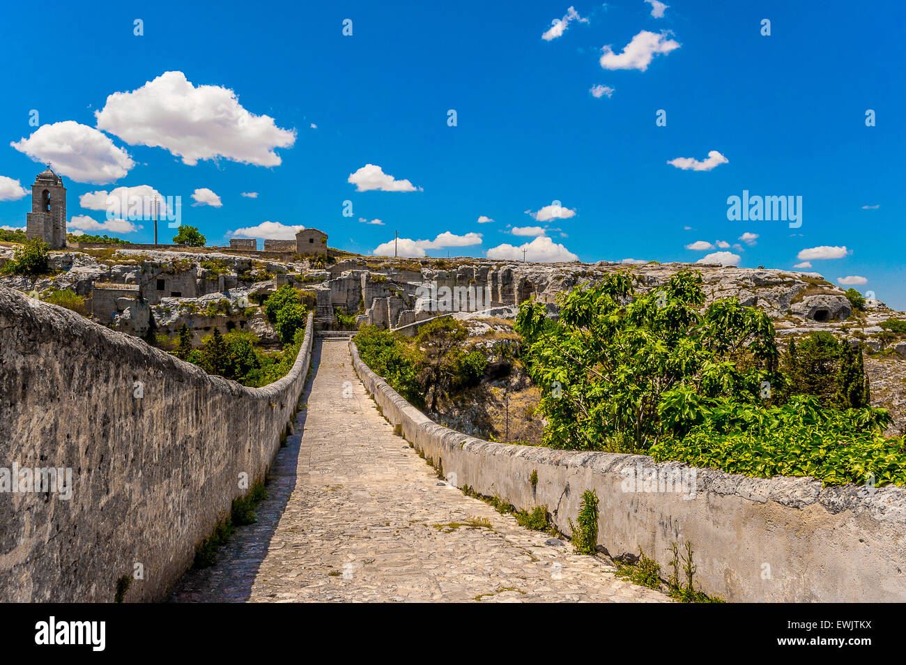 Apulia gravina in puglia bridge aqueduct hi-res stock photography and ...