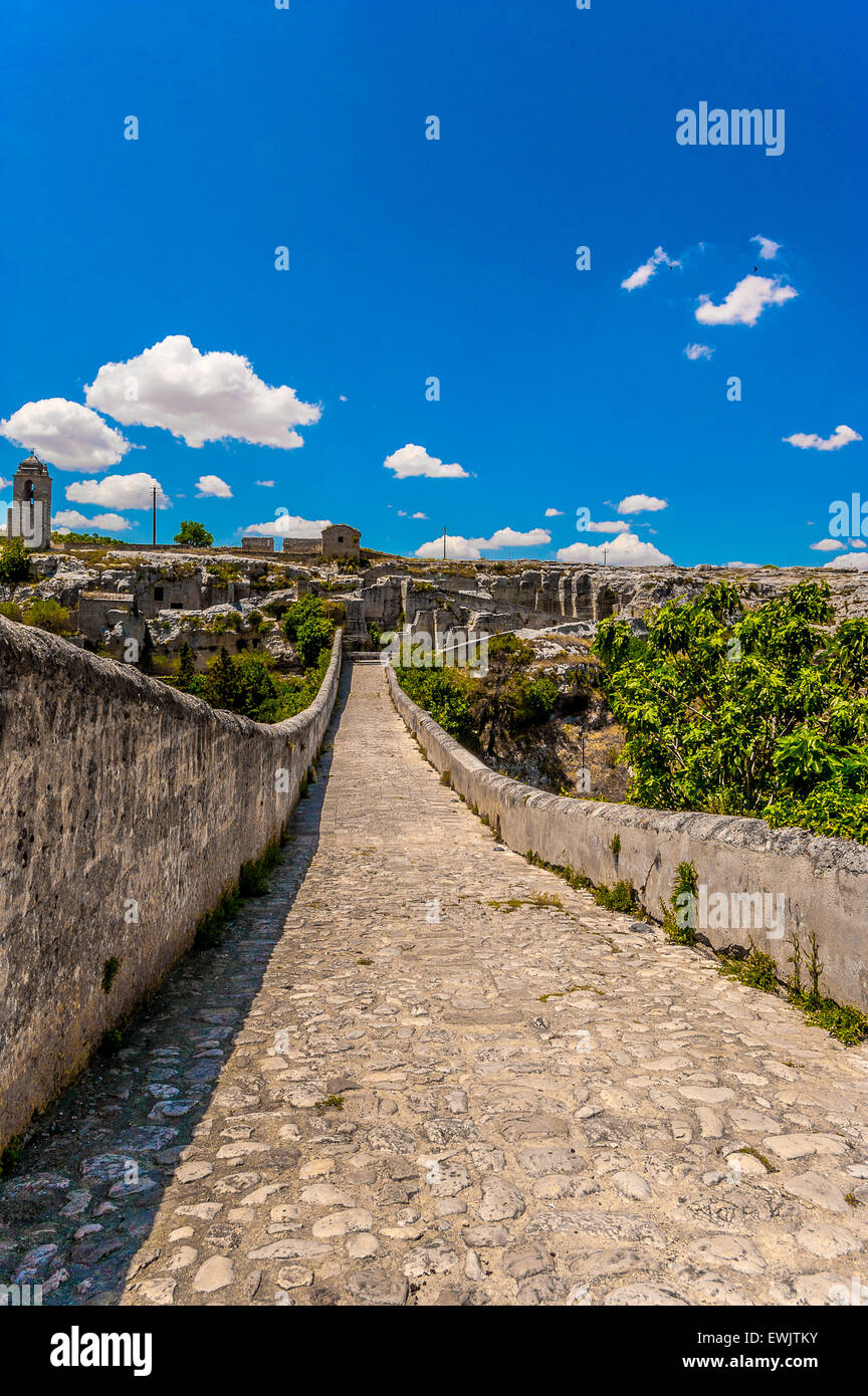 Apulia gravina in puglia bridge aqueduct hi-res stock photography and ...