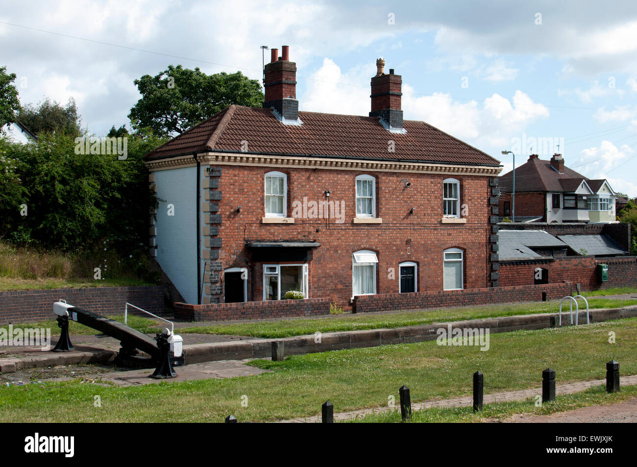 Perry Barr Top Lock and lock keeper`s cottage, Tame Valley Canal, Perry ...