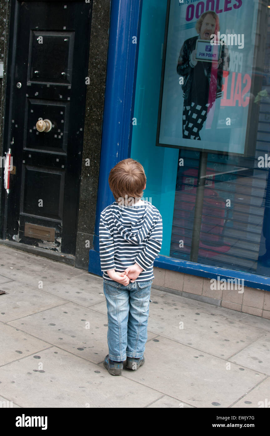Child looking back screen hi-res stock photography and images - Alamy