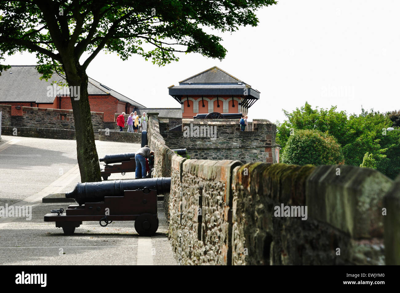 Walls of londonderry and cannons hi-res stock photography and images ...