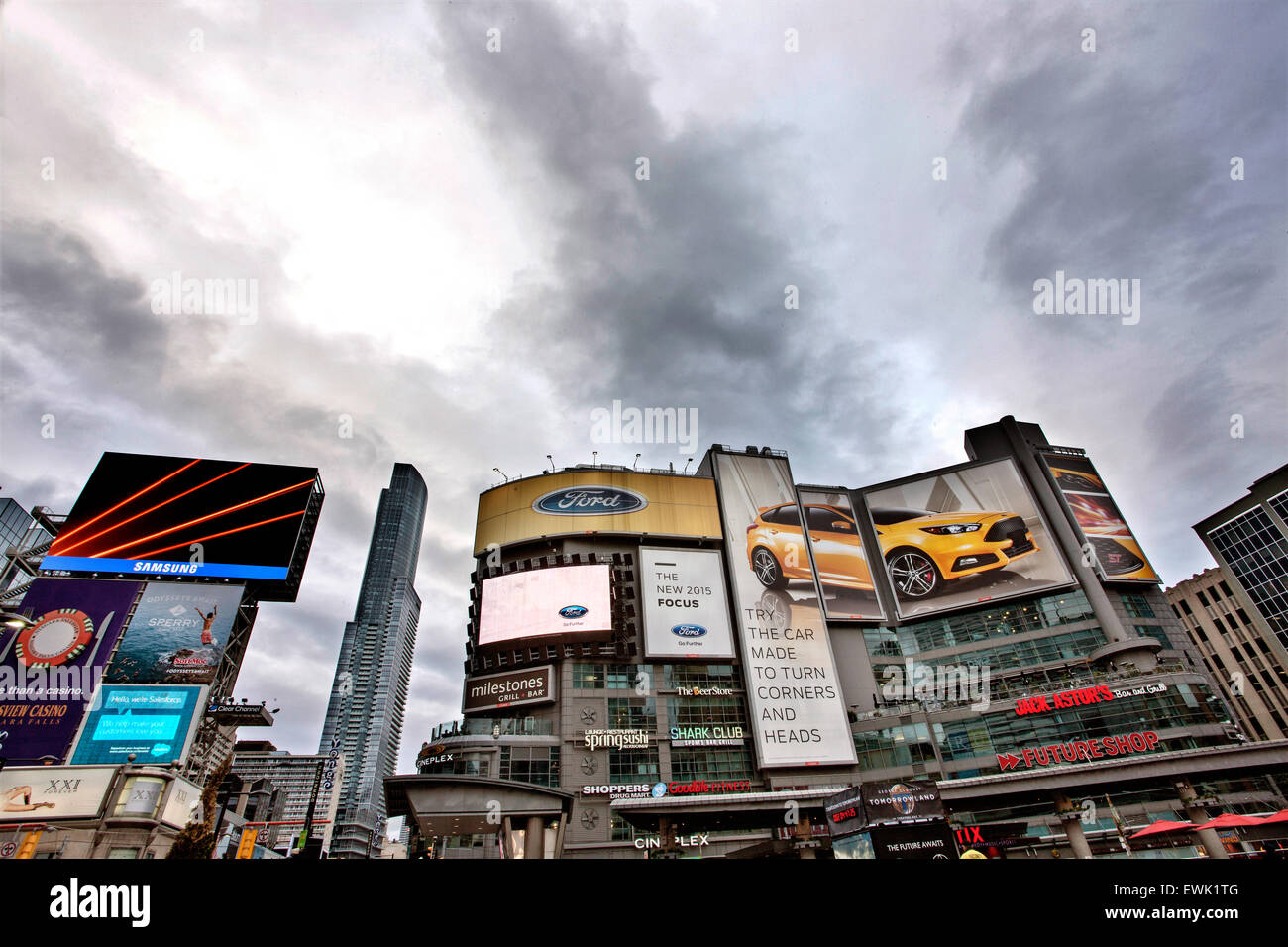 Toronto night canada ontario shops hi-res stock photography and images ...