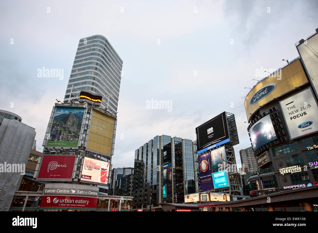 Dundas Square Yonge Street Toronto busy intersection Stock Photo - Alamy