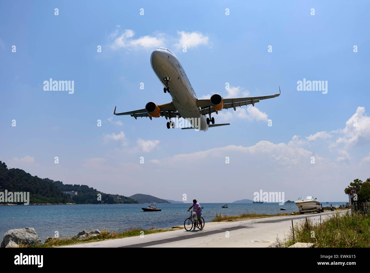 Short runway hi-res stock photography and images - Alamy