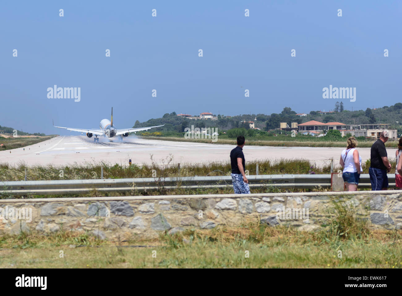 Jet plane runway airport hi-res stock photography and images - Alamy